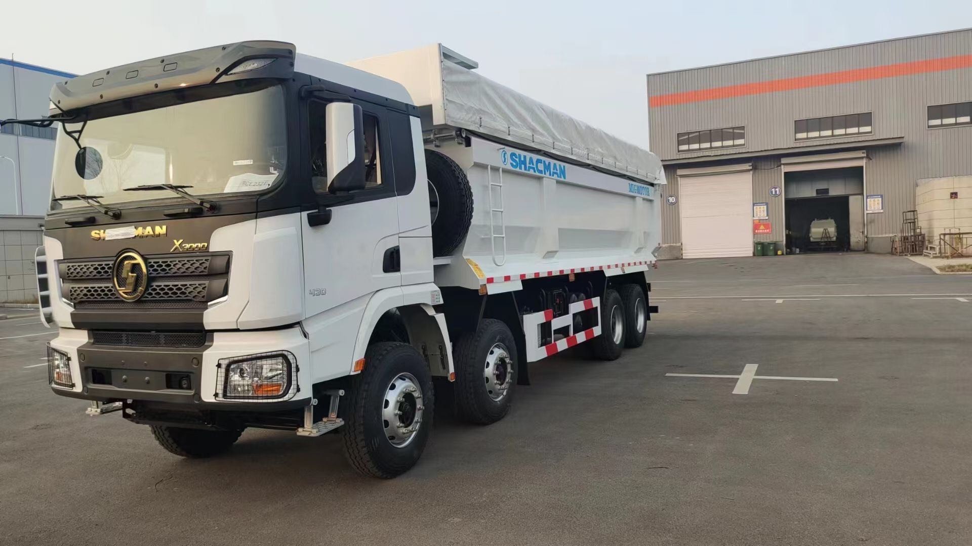 SHACMAN X3000 Dump Truck 8x4 380 PS Weiß